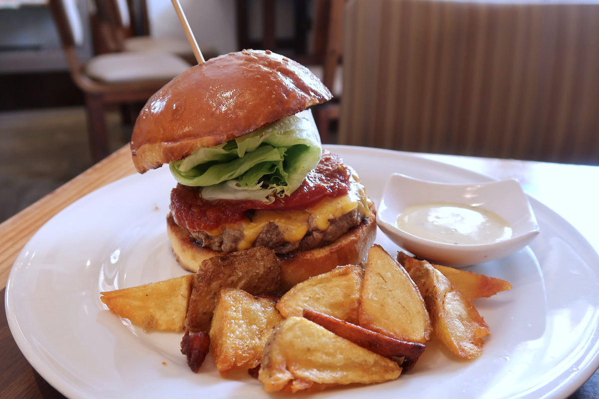 那覇市牧志「Burger Time」スパイスと食感の刺激！国際通り近くのオトナなハンバーガー。 - 毎日ビール.jp