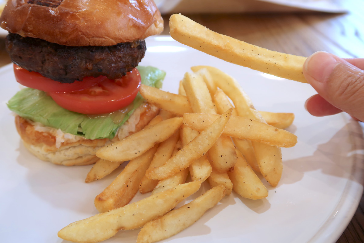 「Burger Revolution Naha」こだわりの高級和牛バーガー！八重山石垣牛パティを食べてみた【PR】 - 毎日ビール.jp