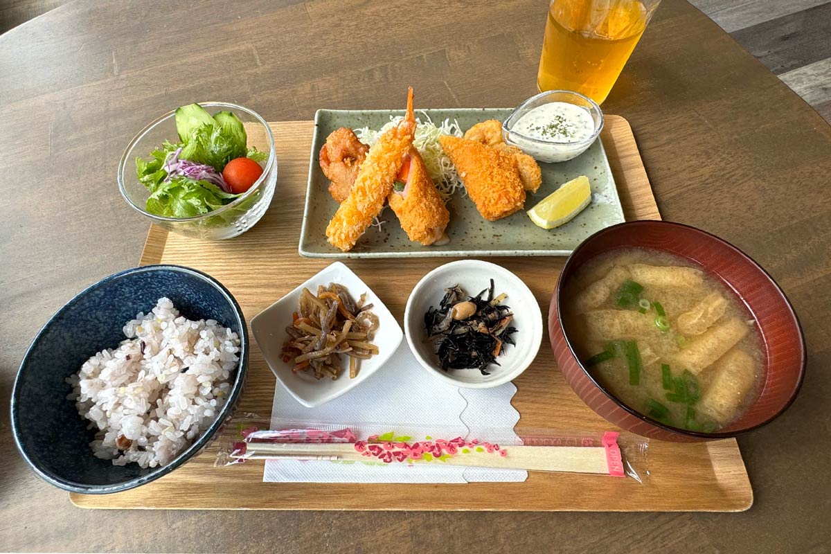 那覇市「花商ファクトリーカフェ」ジーマーミ豆腐の食べ放題付きランチ！好みの味を探そう。 - 毎日ビール.jp